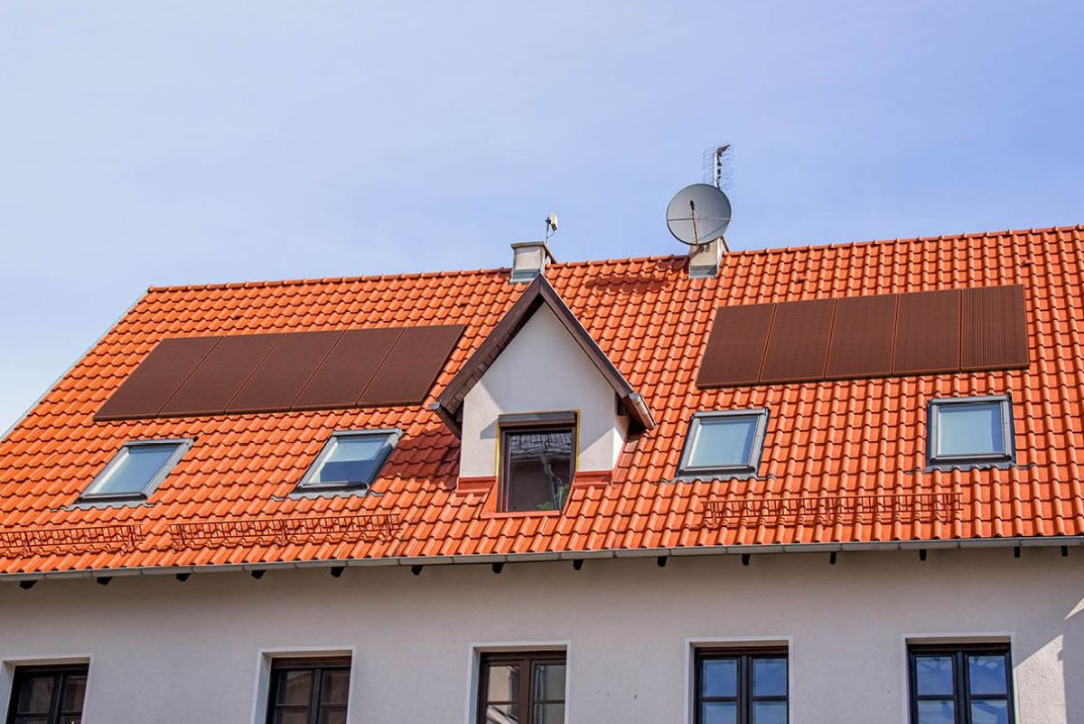Empresa austriaca lanza paneles solares fotovoltaicos rojos a juego con ...