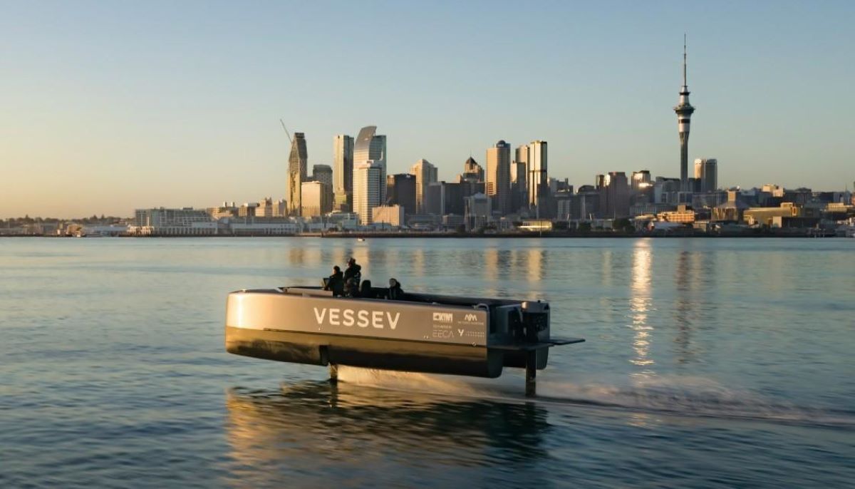 Vessev presenta el primer barco hidroala eléctrico certificado para uso ...