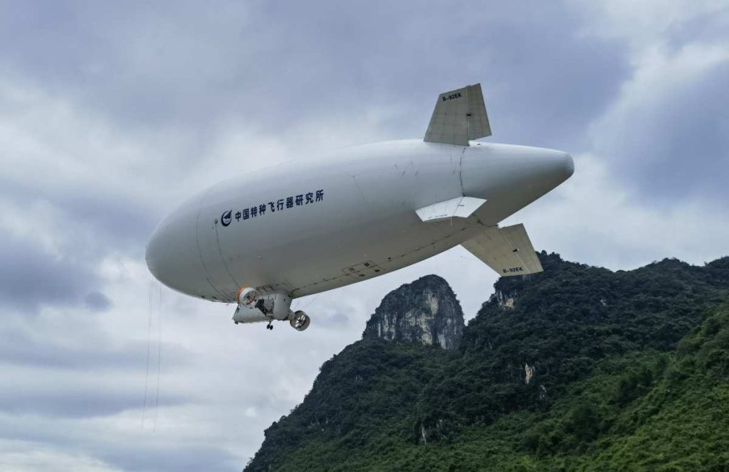 El dirigible tripulado AS700 completó su primer vuelo de larga ...