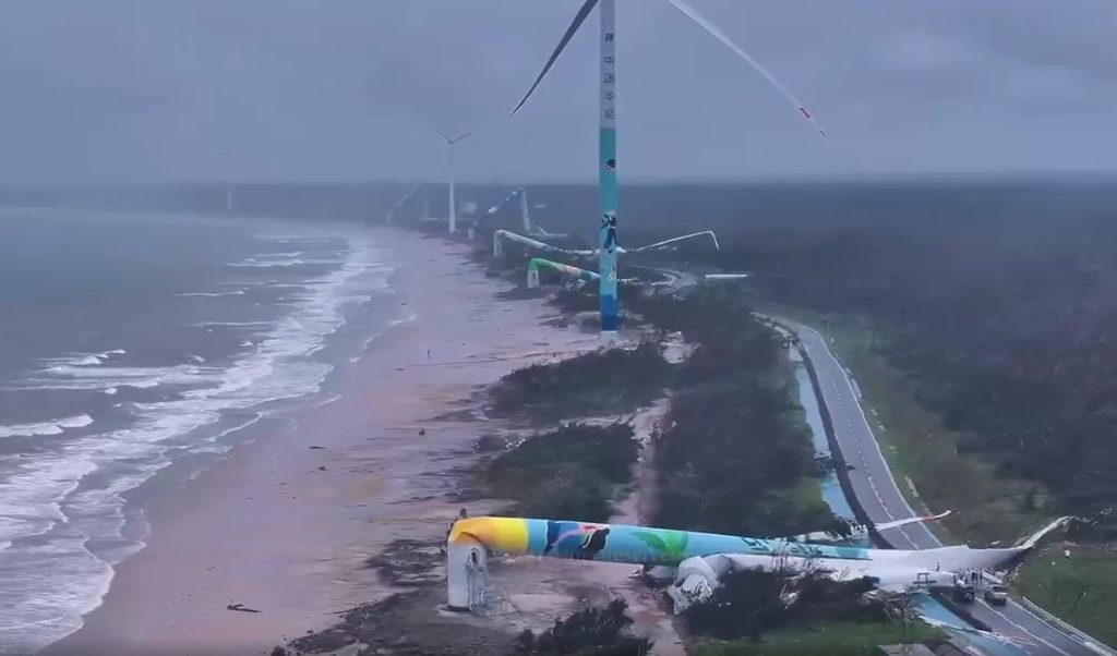 Súper tifón Yagi arrasa con un parque eólico terrestre en China