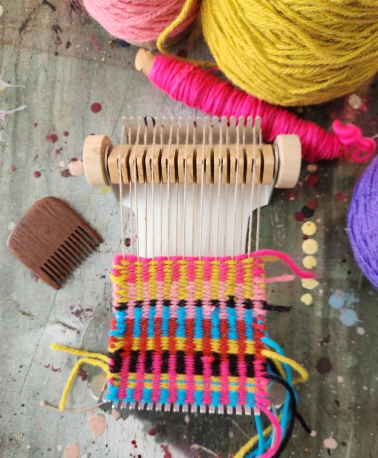 Diseñadora inventa un telar portátil que permite tejer y llevar tu arte ...