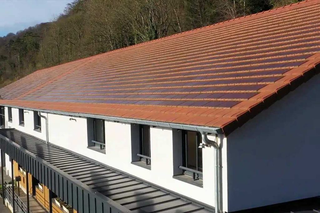 El tejado fotovoltaico más grande de Francia tiene 1.200 m² de tejas ...