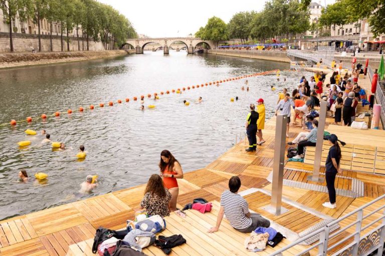 El río Sena en París reabre sus puertas al baño público por primera vez ...