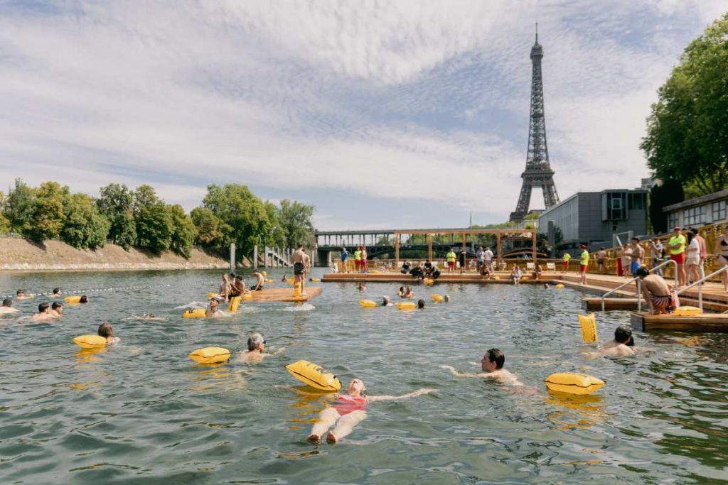 El río Sena en París reabre sus puertas al baño público por primera vez ...